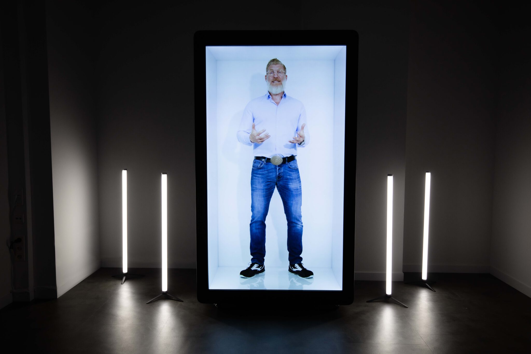 Holobox - life-size holographic effects