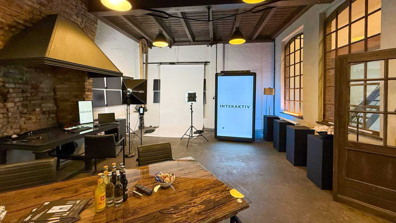 Holobox - life-size holographic effects