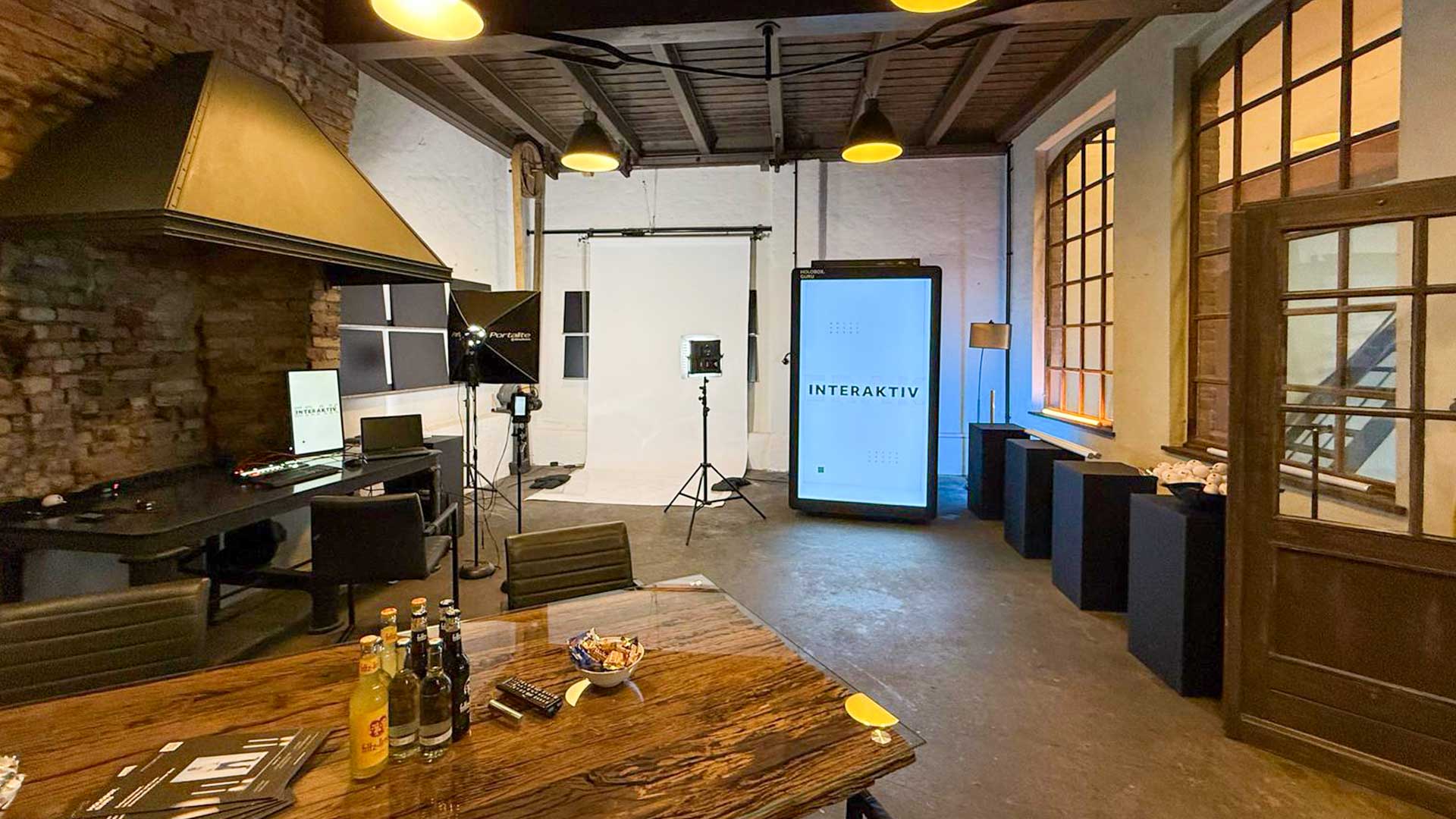 Holobox - life-size holographic effects